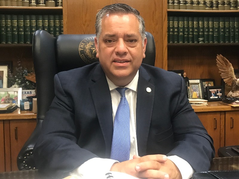 David Saucedo hace campaña para reelegirse como juez del condado de ...